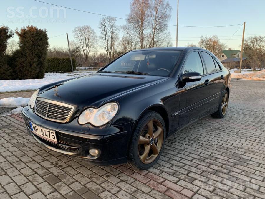 Черный Мерседес Ц 230 2004 в Огре, объемом двигателя 1.80 л и пробегом 301 тыс. км за 1900 €, фото 3 на AUTOMOTO.COM.LV