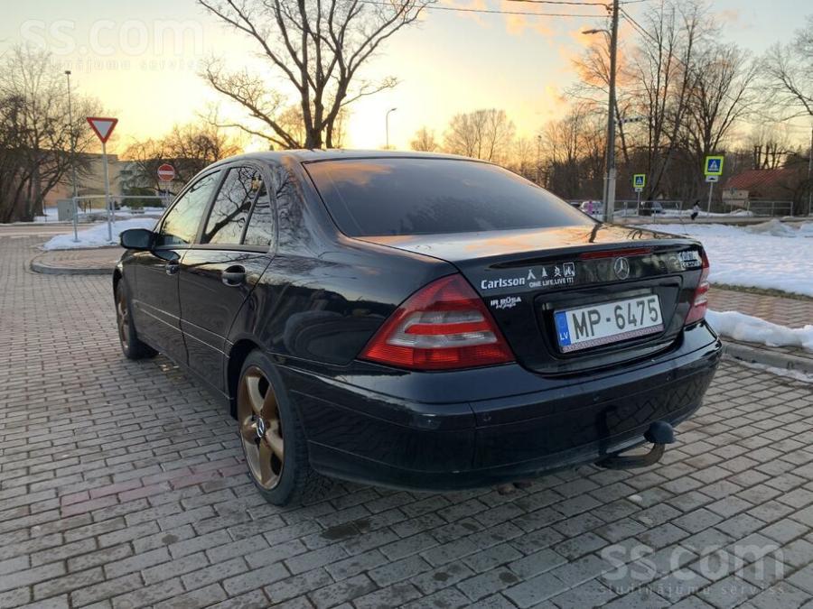 Черный Мерседес Ц 230 2004 в Огре, объемом двигателя 1.80 л и пробегом 301 тыс. км за 1900 €, фото 4 на AUTOMOTO.COM.LV