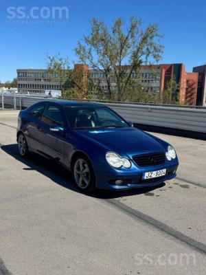 Zils Mercedes-Benz c-230 2003 Rīga, ar dzinēja tilpumu 2.30 L un nobraukumu 219 tūkst. km par 1700 €, foto  vietnē AUTOMOTO.COM.LV
