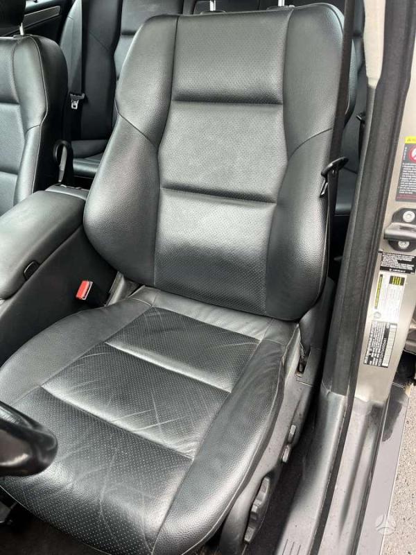 Brown Mercedes-Benz c-230 2008 in Birstonas, with an engine capacity of 2.50 L and mileage of 203 thousand km for 1600 €, photo 6 on AUTOMOTO.COM.LV