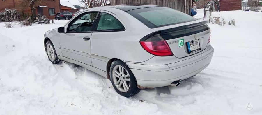 Grey Mercedes-Benz c-230 2003 in Utena, with an engine capacity of 2.30 L and mileage of 106 thousand km for 699 €, photo 2 on AUTOMOTO.COM.LV