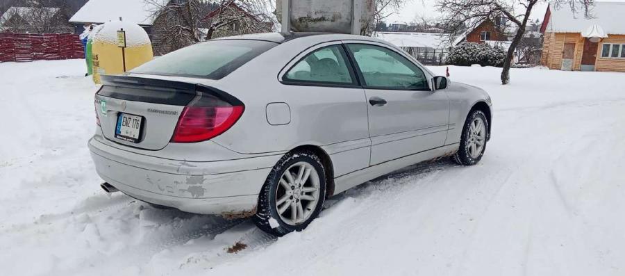 Grey Mercedes-Benz c-230 2003 in Utena, with an engine capacity of 2.30 L and mileage of 106 thousand km for 699 €, photo 3 on AUTOMOTO.COM.LV