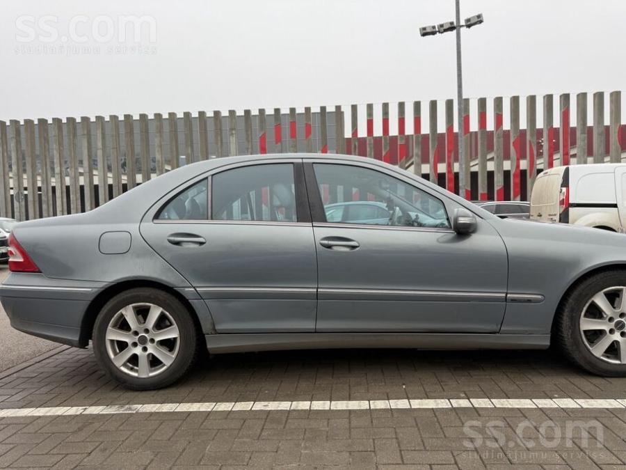 Grey Mercedes-Benz c-230 2005 in Riga, with an engine capacity of 1.80 L and mileage of 259 thousand km for 2100 €, photo 4 on AUTOMOTO.COM.LV