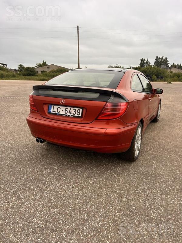 Red Mercedes-Benz c-230 2003 in Jelgava, with an engine capacity of 1.80 L and mileage of 332 thousand km for 950 €, photo 3 on AUTOMOTO.COM.LV