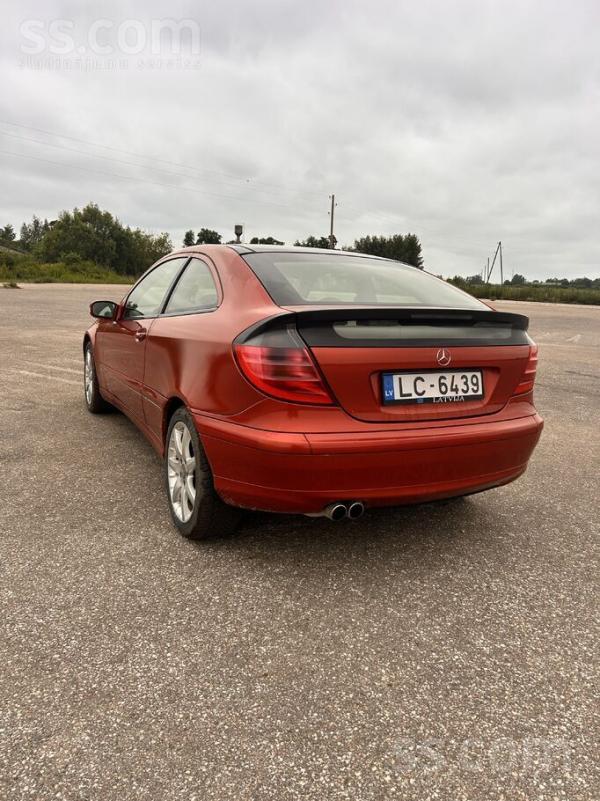 Red Mercedes-Benz c-230 2003 in Jelgava, with an engine capacity of 1.80 L and mileage of 332 thousand km for 950 €, photo 4 on AUTOMOTO.COM.LV