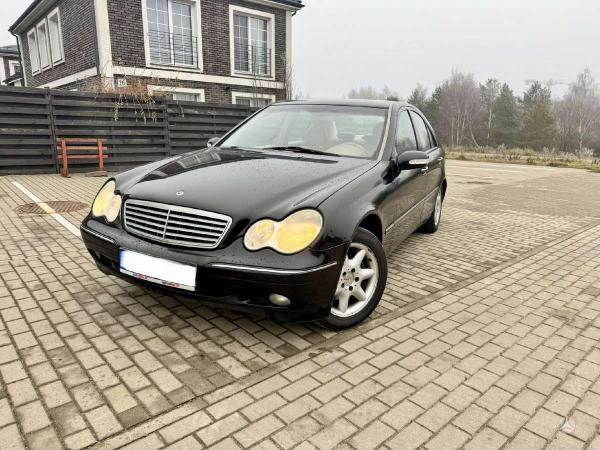 Black Mercedes-Benz c-240 2002 in Vilnius, with an engine capacity of 2.40 L and mileage of 227 thousand km for 1700 €, photo 1 on AUTOMOTO.COM.LV