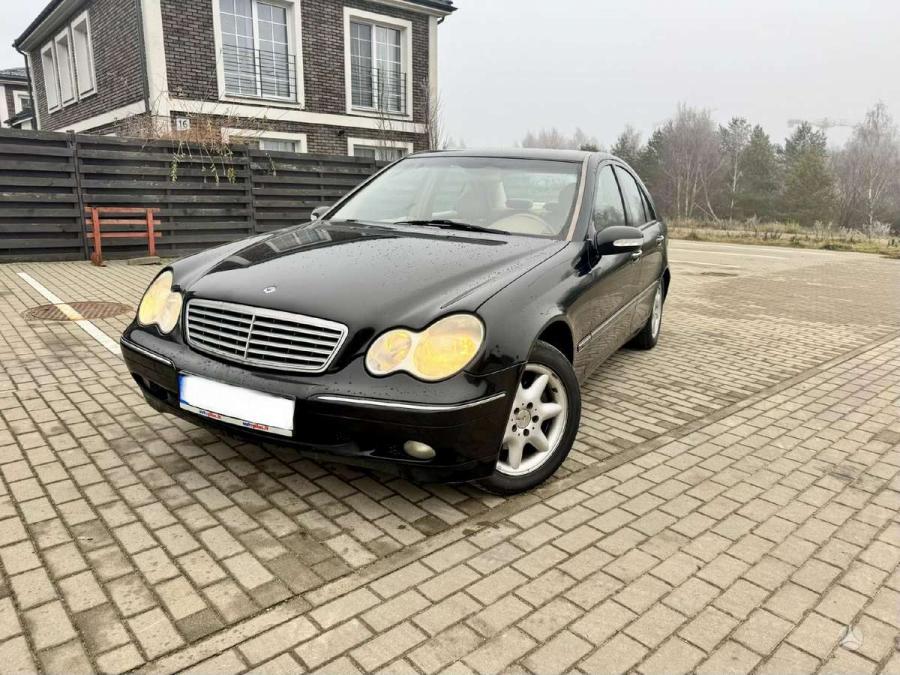 Black Mercedes-Benz c-240 2002 in Vilnius, with an engine capacity of 2.40 L and mileage of 227 thousand km for 1700 €, photo 1 on AUTOMOTO.COM.LV
