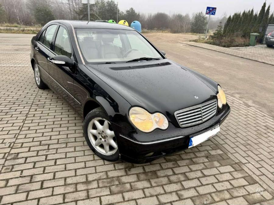 Black Mercedes-Benz c-240 2002 in Vilnius, with an engine capacity of 2.40 L and mileage of 227 thousand km for 1700 €, photo 2 on AUTOMOTO.COM.LV