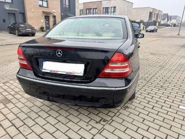 Black Mercedes-Benz c-240 2002 in Vilnius, with an engine capacity of 2.40 L and mileage of 227 thousand km for 1700 €, photo 3 on AUTOMOTO.COM.LV