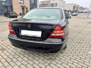 Black Mercedes-Benz c-240 2002 in Vilnius, with an engine capacity of 2.40 L and mileage of 227 thousand km for 1700 €, photo 3 on AUTOMOTO.COM.LV