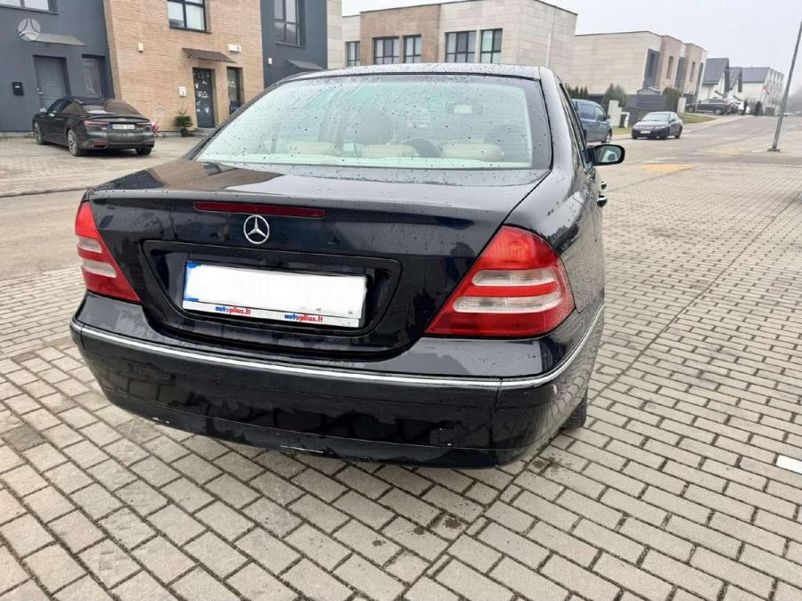 Black Mercedes-Benz c-240 2002 in Vilnius, with an engine capacity of 2.40 L and mileage of 227 thousand km for 1700 €, photo 3 on AUTOMOTO.COM.LV