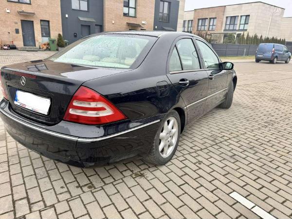 Black Mercedes-Benz c-240 2002 in Vilnius, with an engine capacity of 2.40 L and mileage of 227 thousand km for 1700 €, photo 4 on AUTOMOTO.COM.LV
