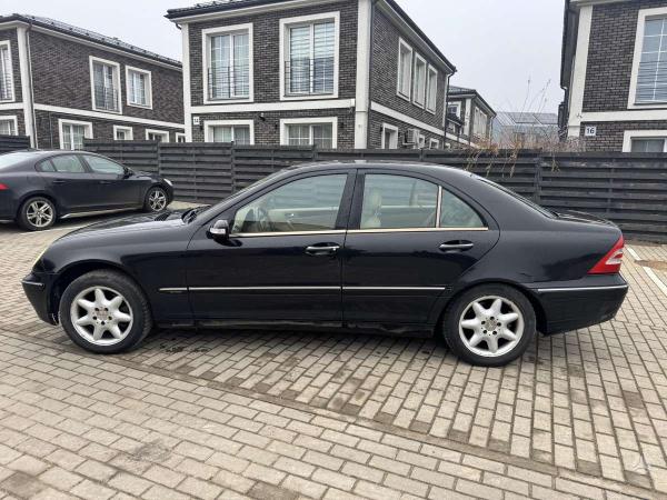Black Mercedes-Benz c-240 2002 in Vilnius, with an engine capacity of 2.40 L and mileage of 227 thousand km for 1700 €, photo 5 on AUTOMOTO.COM.LV