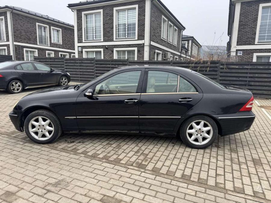 Black Mercedes-Benz c-240 2002 in Vilnius, with an engine capacity of 2.40 L and mileage of 227 thousand km for 1700 €, photo 5 on AUTOMOTO.COM.LV