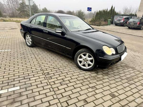 Black Mercedes-Benz c-240 2002 in Vilnius, with an engine capacity of 2.40 L and mileage of 227 thousand km for 1700 €, photo 6 on AUTOMOTO.COM.LV