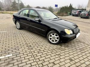Black Mercedes-Benz c-240 2002 in Vilnius, with an engine capacity of 2.40 L and mileage of 227 thousand km for 1700 €, photo 6 on AUTOMOTO.COM.LV