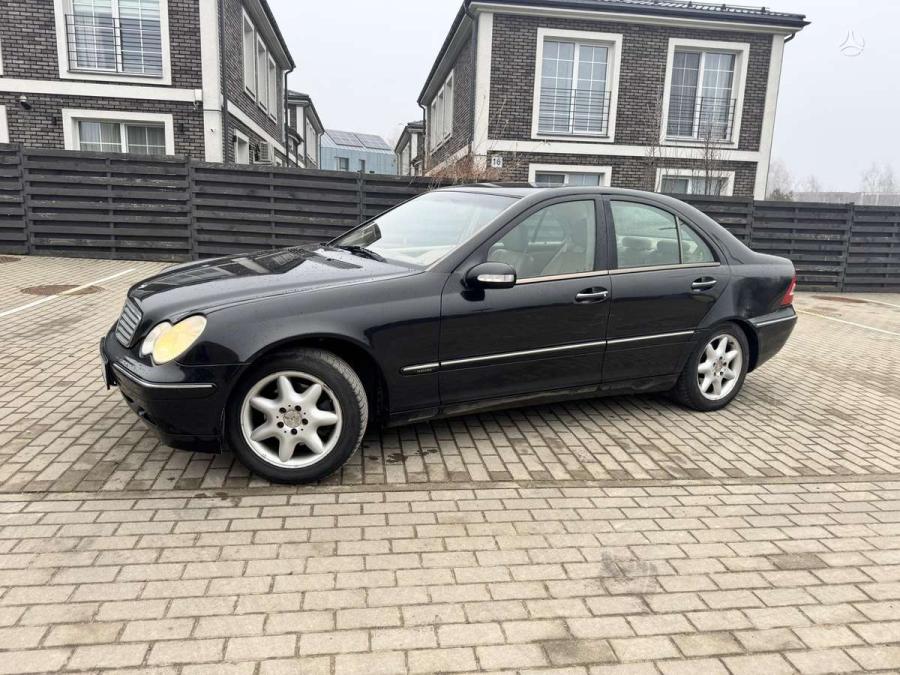 Black Mercedes-Benz c-240 2002 in Vilnius, with an engine capacity of 2.40 L and mileage of 227 thousand km for 1700 €, photo 7 on AUTOMOTO.COM.LV