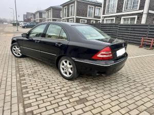 Black Mercedes-Benz c-240 2002 in Vilnius, with an engine capacity of 2.40 L and mileage of 227 thousand km for 1700 €, photo 8 on AUTOMOTO.COM.LV