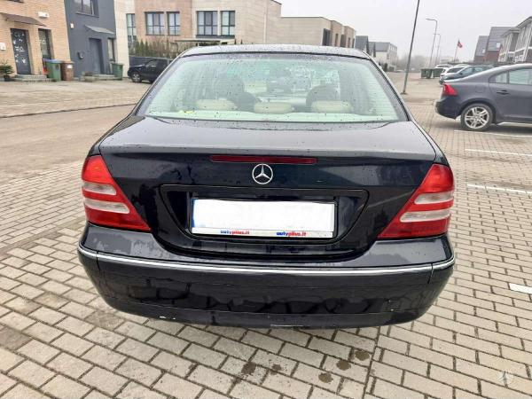 Black Mercedes-Benz c-240 2002 in Vilnius, with an engine capacity of 2.40 L and mileage of 227 thousand km for 1700 €, photo 9 on AUTOMOTO.COM.LV