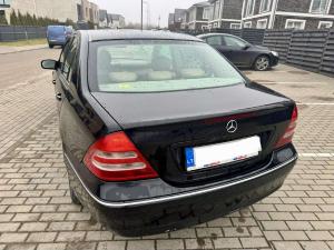 Black Mercedes-Benz c-240 2002 in Vilnius, with an engine capacity of 2.40 L and mileage of 227 thousand km for 1700 €, photo 11 on AUTOMOTO.COM.LV