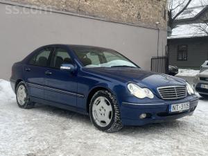 Синий Мерседес Ц 240 2003 в Рига, объемом двигателя 2.60 л и пробегом 215 тыс. км за 1490 €, фото 4 на AUTOMOTO.COM.LV