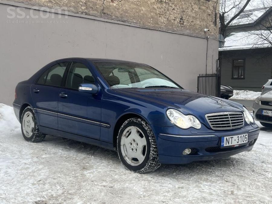 Синий Мерседес Ц 240 2003 в Рига, объемом двигателя 2.60 л и пробегом 215 тыс. км за 1490 €, фото 4 на AUTOMOTO.COM.LV