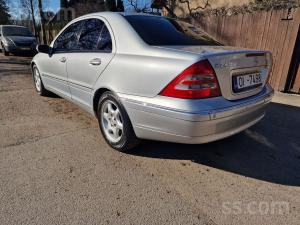 Pelēks Mercedes-Benz c-240 2001 Rīga, ar dzinēja tilpumu 2.60 L un nobraukumu 249 tūkst. km par 2350 €, foto 3 vietnē AUTOMOTO.COM.LV