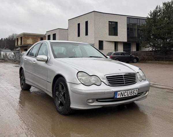 Grey Mercedes-Benz c-240 2004 in Vilnius, with an engine capacity of 2.60 L and mileage of 176 thousand km for 850 €, photo 1 on AUTOMOTO.COM.LV