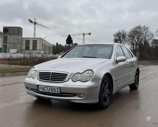 Grey Mercedes-Benz c-240 2004 in Vilnius, with an engine capacity of 2.60 L and mileage of 176 thousand km for 850 €, photo 2 on AUTOMOTO.COM.LV