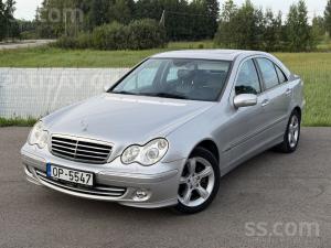 Серый Мерседес Ц 240 2005 в Огре, объемом двигателя 2.60 л и пробегом 145 тыс. км за 3150 €, фото  на AUTOMOTO.COM.LV