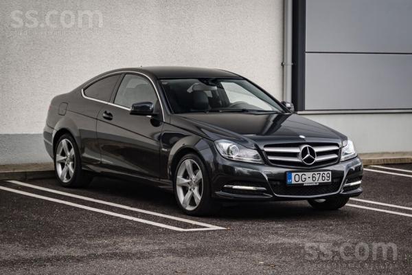 Mercedes-Benz C 250 2011 Rīga vietnē Melns Mercedes-Benz C 250 2011 Rīga, ar dzinēja tilpumu 2.20 L un nobraukumu 238 tūkst. km par 9950 €, foto 4 vietnē AUTOMOTO.COM.LV
