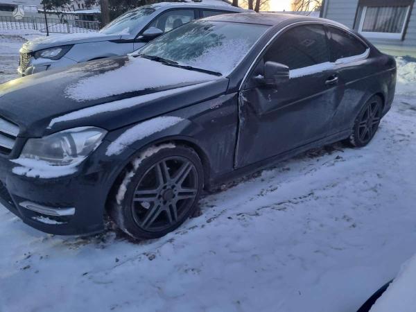 Melns Mercedes-Benz C 250 2012 Tauragė, ar dzinēja tilpumu 2.14 L un nobraukumu 190 tūkst. km par 3150 €, foto 3 vietnē AUTOMOTO.COM.LV