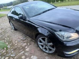 Black Mercedes-Benz C 250 2014 in Vilnius, with an engine capacity of 2.10 L and mileage of 353 thousand km for 6150 €, photo 3 on AUTOMOTO.COM.LV