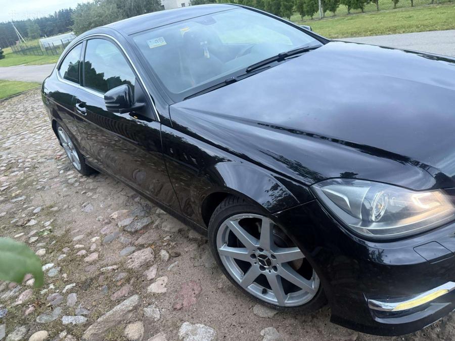 Black Mercedes-Benz C 250 2014 in Vilnius, with an engine capacity of 2.10 L and mileage of 353 thousand km for 6150 €, photo 3 on AUTOMOTO.COM.LV