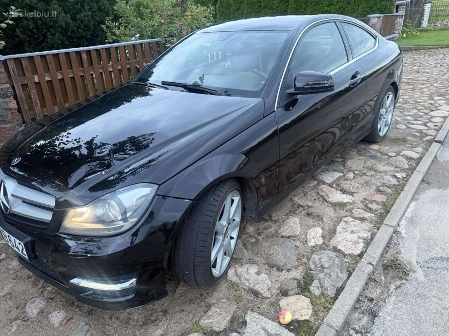 Black Mercedes-Benz C 250 2014 in Vilnius, with an engine capacity of 2.10 L and mileage of 353 thousand km for 6150 €, photo 4 on AUTOMOTO.COM.LV