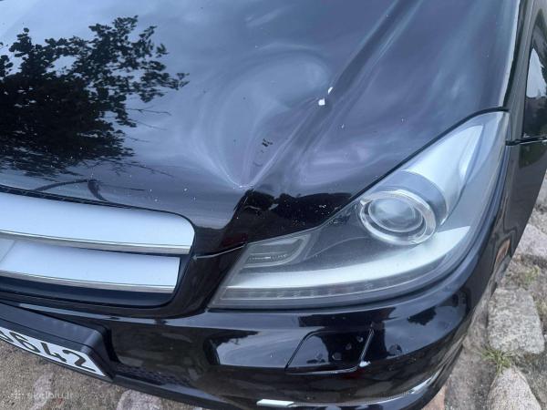 Black Mercedes-Benz C 250 2014 in Vilnius, with an engine capacity of 2.10 L and mileage of 353 thousand km for 6150 €, photo 5 on AUTOMOTO.COM.LV