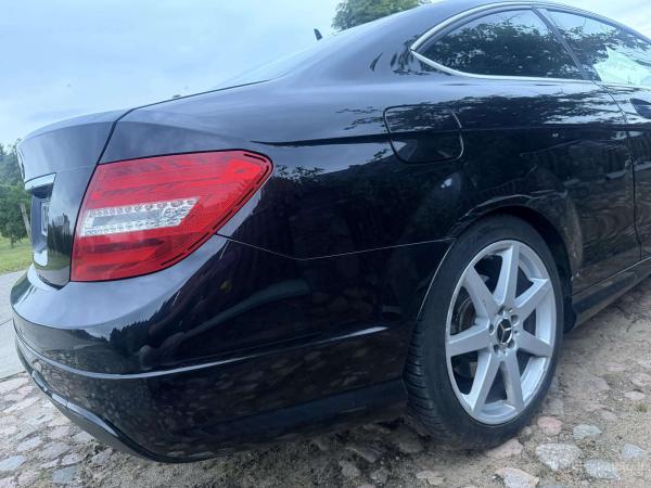 Black Mercedes-Benz C 250 2014 in Vilnius, with an engine capacity of 2.10 L and mileage of 353 thousand km for 6150 €, photo 11 on AUTOMOTO.COM.LV
