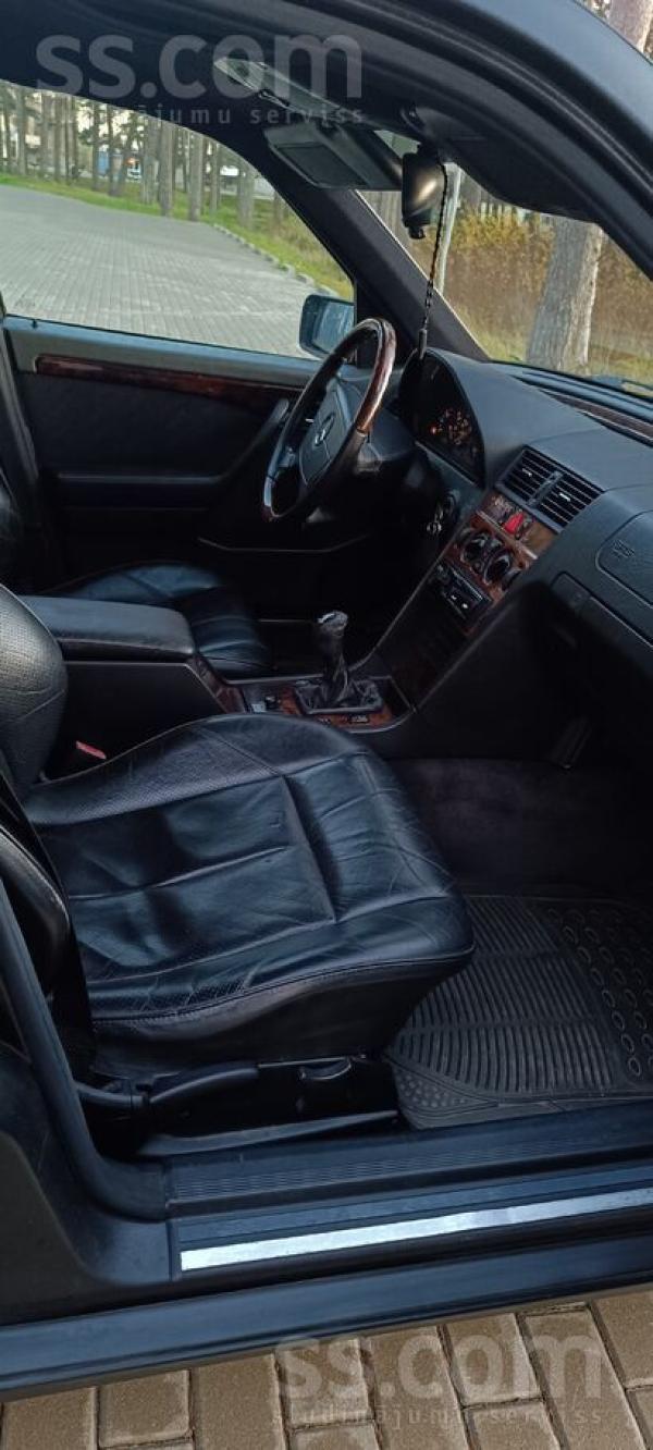 Melns Mercedes-Benz C 250 1996 Talsi, ar dzinēja tilpumu 2.50 L un nobraukumu 404 tūkst. km par 2000 €, foto 5 vietnē AUTOMOTO.COM.LV