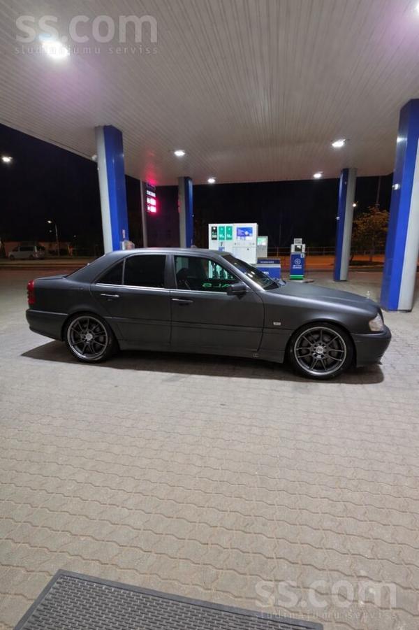 Black Mercedes-Benz C 250 1996 in Cesis, with an engine capacity of 2.50 L and mileage of 412 thousand km for 2700 €, photo 1 on AUTOMOTO.COM.LV