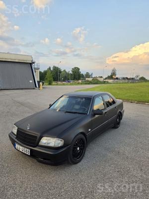Black Mercedes-Benz C 250 1996 in Cesis, with an engine capacity of 2.50 L and mileage of 412 thousand km for 2700 €, photo 3 on AUTOMOTO.COM.LV