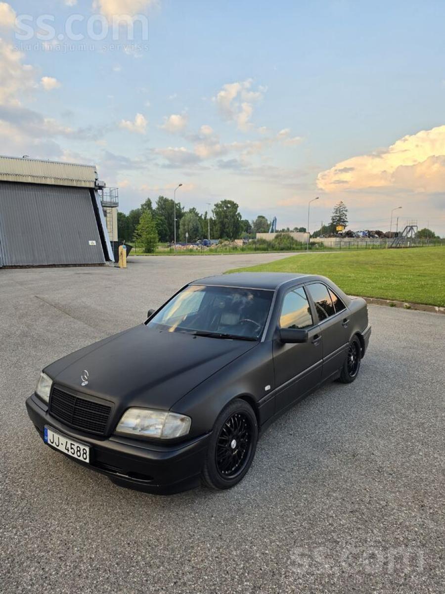 Black Mercedes-Benz C 250 1996 in Cesis, with an engine capacity of 2.50 L and mileage of 412 thousand km for 2700 €, photo 3 on AUTOMOTO.COM.LV