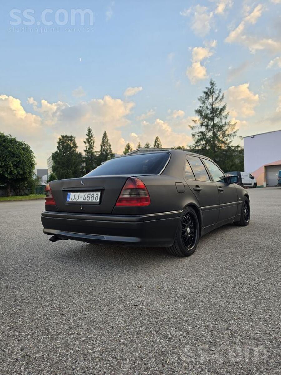 Black Mercedes-Benz C 250 1996 in Cesis, with an engine capacity of 2.50 L and mileage of 412 thousand km for 2700 €, photo 4 on AUTOMOTO.COM.LV