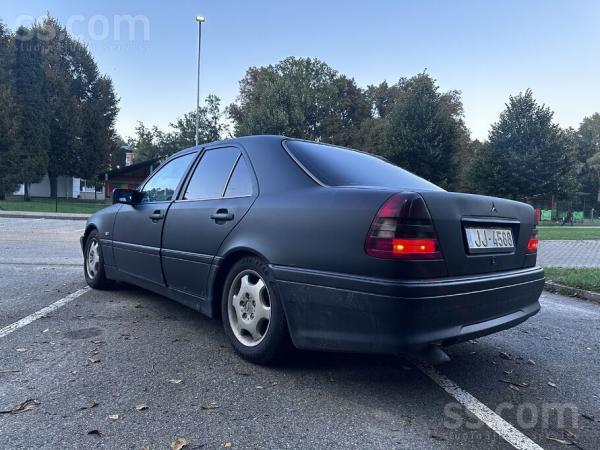 Черный Мерседес Ц 250 1996 в Рига, объемом двигателя 2.50 л и пробегом 400 тыс. км за 2000 €, фото 1 на AUTOMOTO.COM.LV