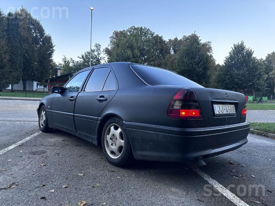 Черный Мерседес Ц 250 1996 в Рига, объемом двигателя 2.50 л и пробегом 400 тыс. км за 2000 €, фото 1 на AUTOMOTO.COM.LV