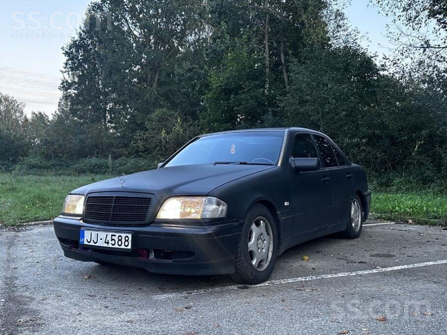 Черный Мерседес Ц 250 1996 в Рига, объемом двигателя 2.50 л и пробегом 400 тыс. км за 2000 €, фото 3 на AUTOMOTO.COM.LV