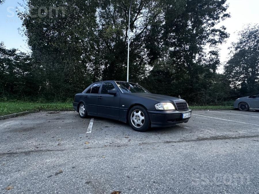 Черный Мерседес Ц 250 1996 в Рига, объемом двигателя 2.50 л и пробегом 400 тыс. км за 2000 €, фото 4 на AUTOMOTO.COM.LV