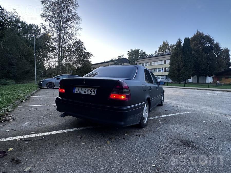 Черный Мерседес Ц 250 1996 в Рига, объемом двигателя 2.50 л и пробегом 400 тыс. км за 2000 €, фото 5 на AUTOMOTO.COM.LV