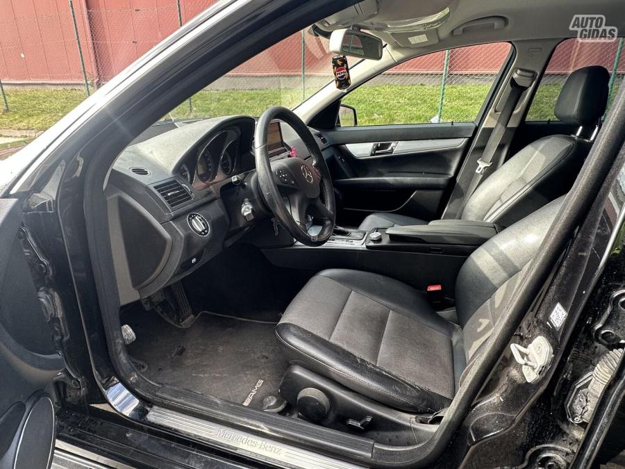 Black Mercedes-Benz C 250 2009 in Klaipeda, with an engine capacity of 2.20 L and mileage of 378 thousand km for 3850 €, photo 18 on AUTOMOTO.COM.LV