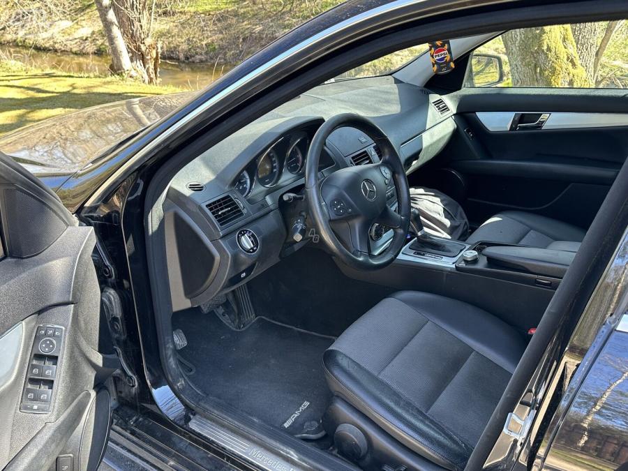 Black Mercedes-Benz C 250 2009 in Klaipeda, with an engine capacity of 2.20 L and mileage of 378 thousand km for 3850 €, photo 25 on AUTOMOTO.COM.LV