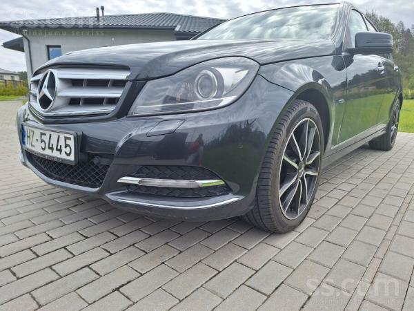 Black Mercedes-Benz C 250 2012 in Riga, with an engine capacity of 1.80 L and mileage of 165 thousand km for 7900 €, photo 3 on AUTOMOTO.COM.LV